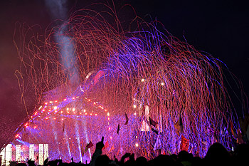 Quantum bring confetti, streamers and pyro to Glasto's Pyramid Stage ...
