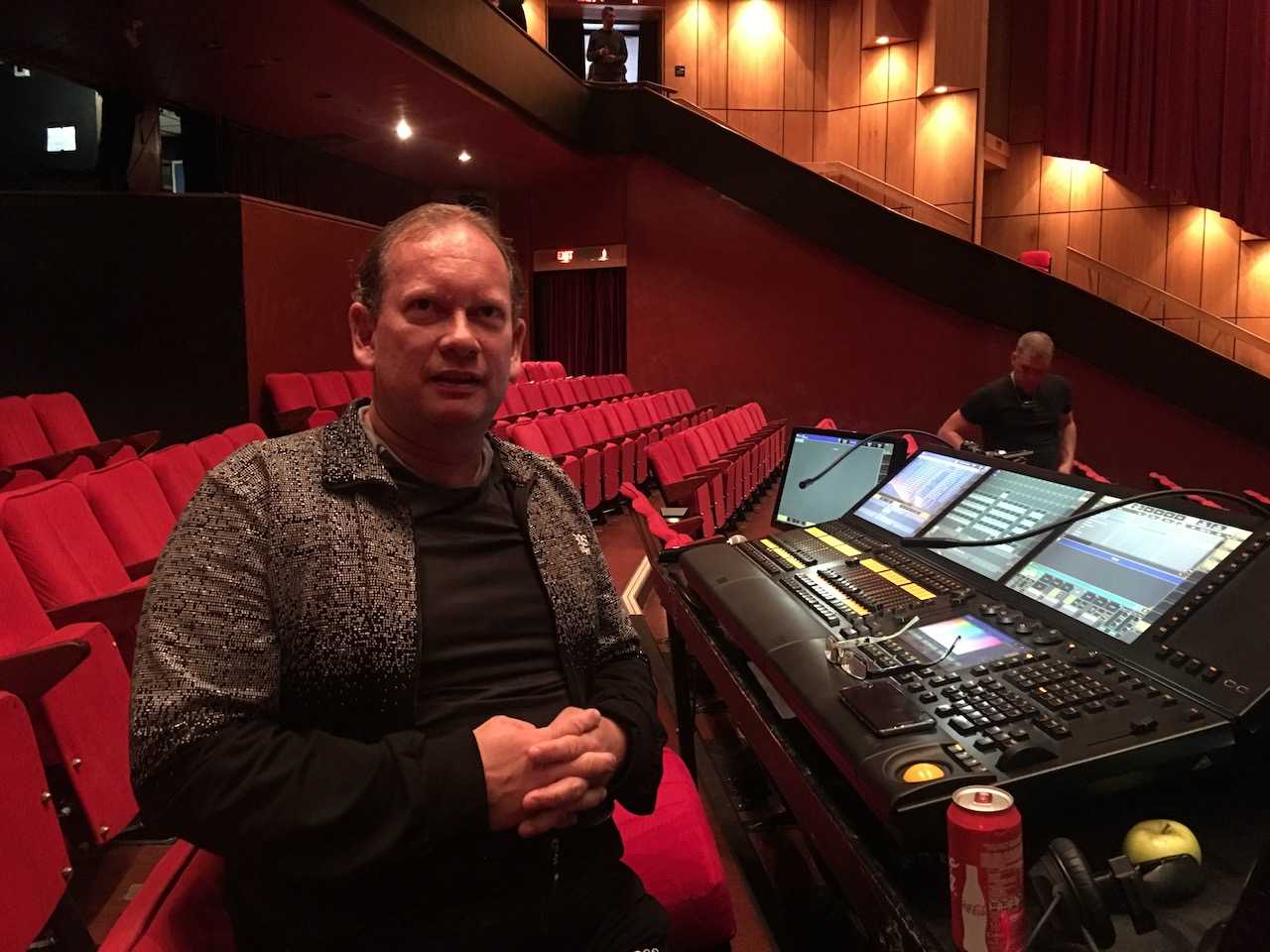 Simon King flies solo with La Traviata - LSi Online