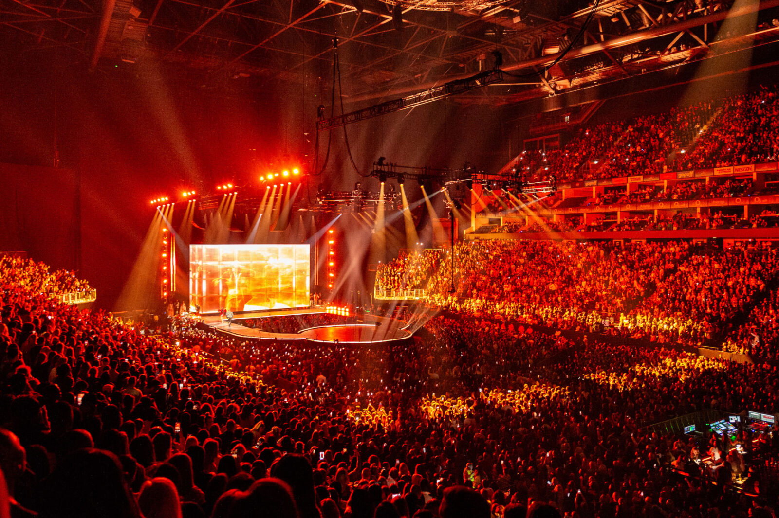 Usher’s arena tour backed by Cohesion - LSi Online