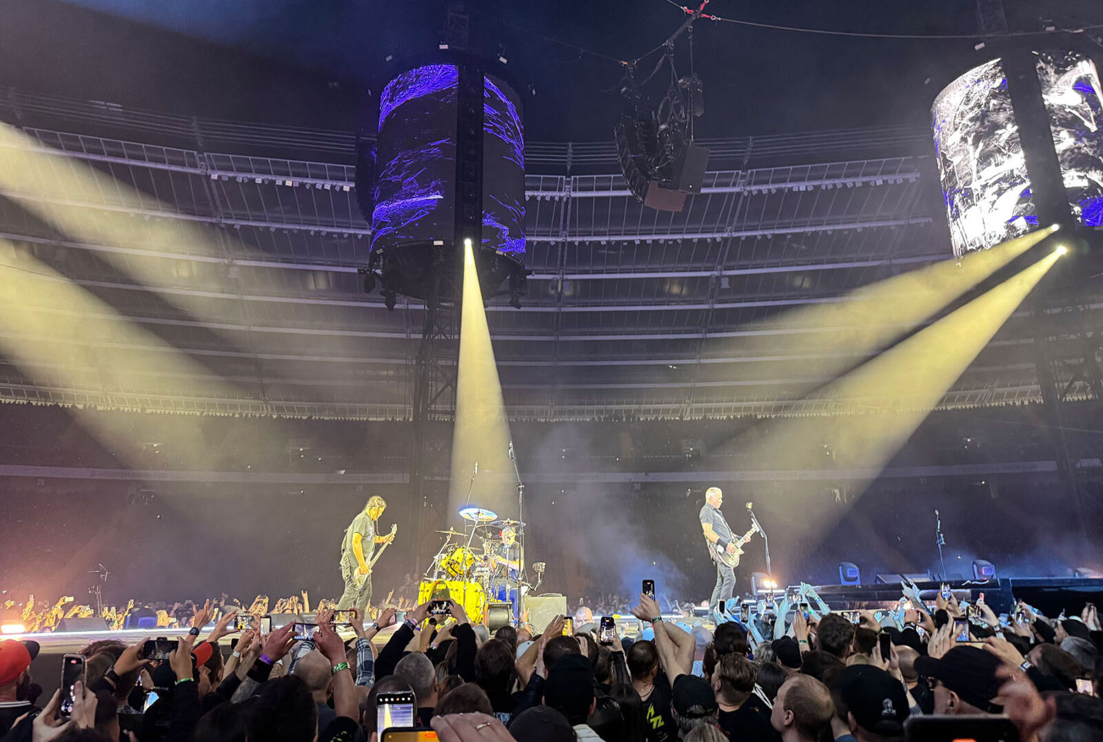 Robe spotlights Metallica’s M72 2026 stadium tour - LSi Online